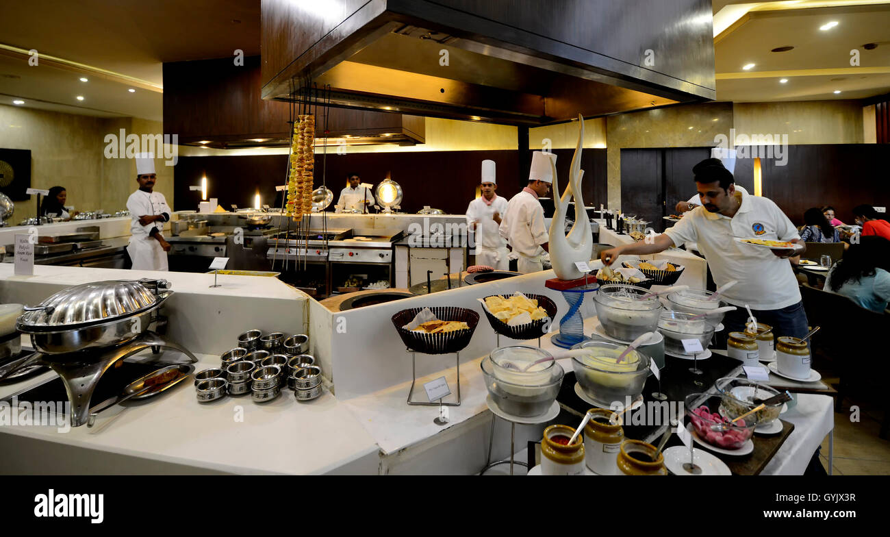 Un splendide déjeuner buffet à l'hôtel Country Inn & Suites, sahibabad ...