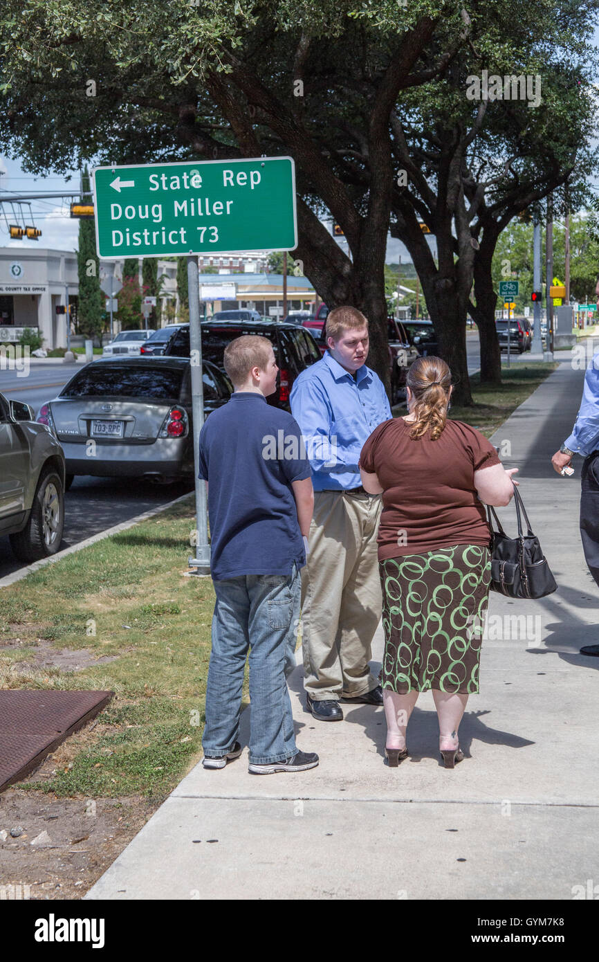 Justin Carter, son frère et sa mère, Jennifer se distinguent le Palais ...