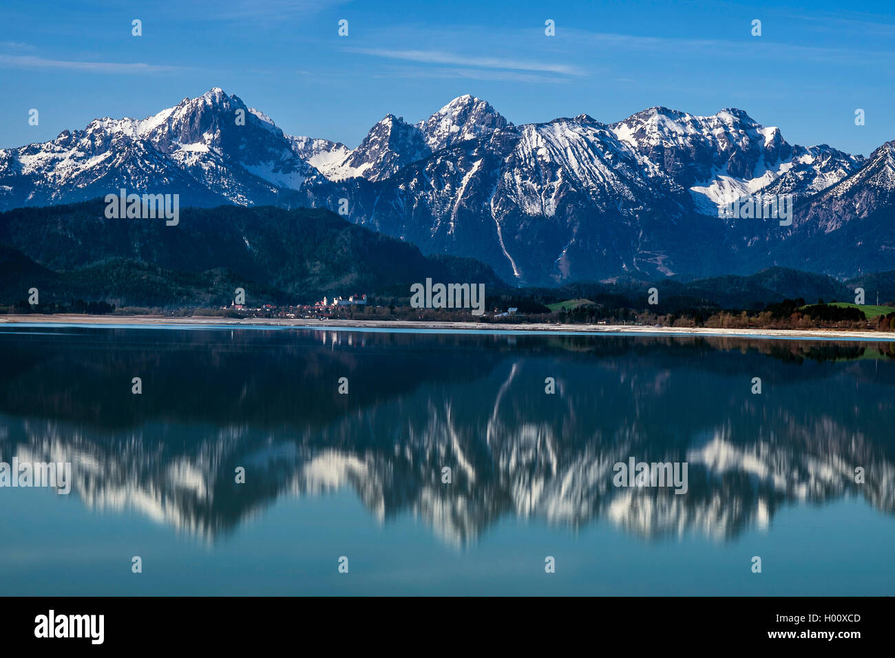 Montagnes de Tannheim en miroir dans le lac Forggensee, Allemagne ...