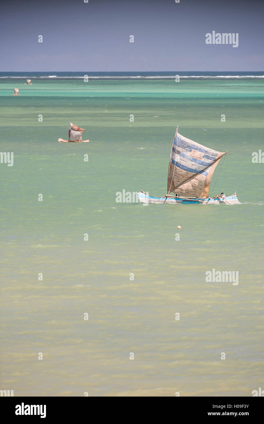 Une pirogue, Madagascar traditionnel bateau à voile, Plage Ifaty ...