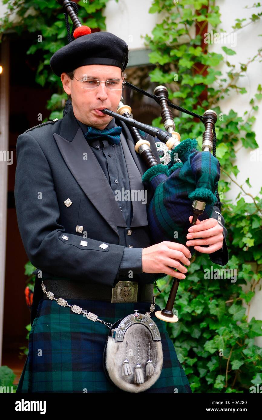 Cornemuse debout Banque de photographies et d’images à haute résolution ...