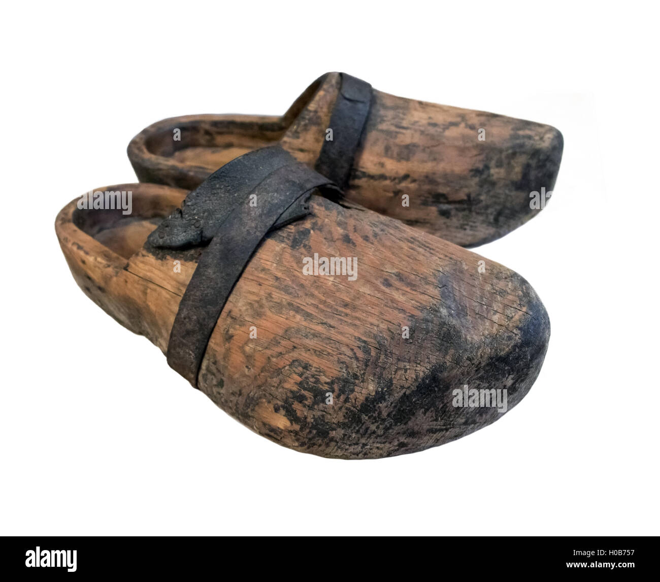 La vieille paire de sabots utilisé isolé sur fond blanc Photo Stock - Alamy