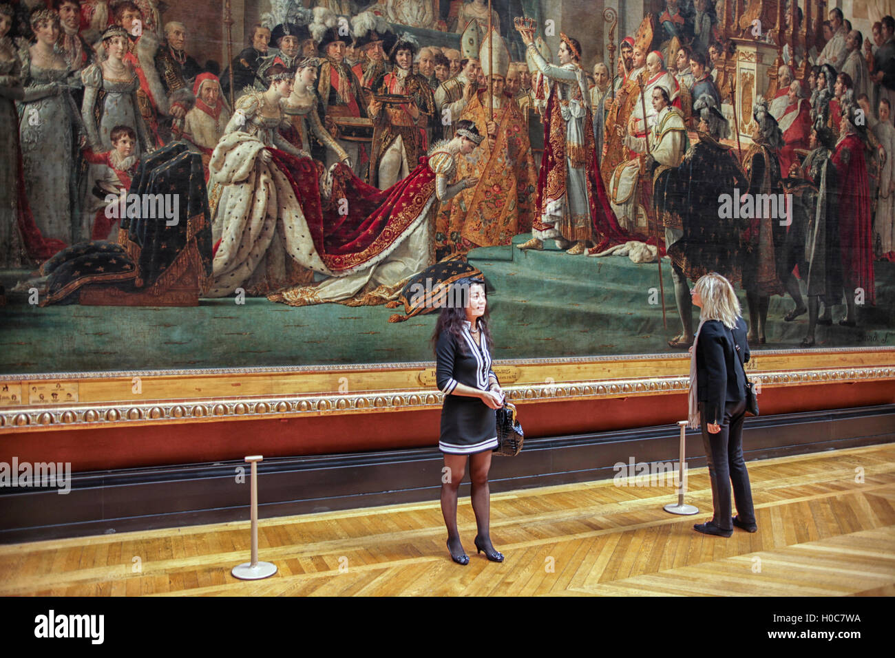 Les touristes en face du Sacre de Napoléon (Le Sacre de Napoléon) dans ...