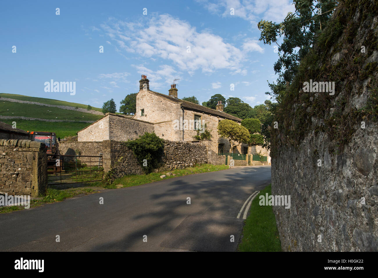 Vue vers le haut un chemin de campagne vers une maison en pierre ...