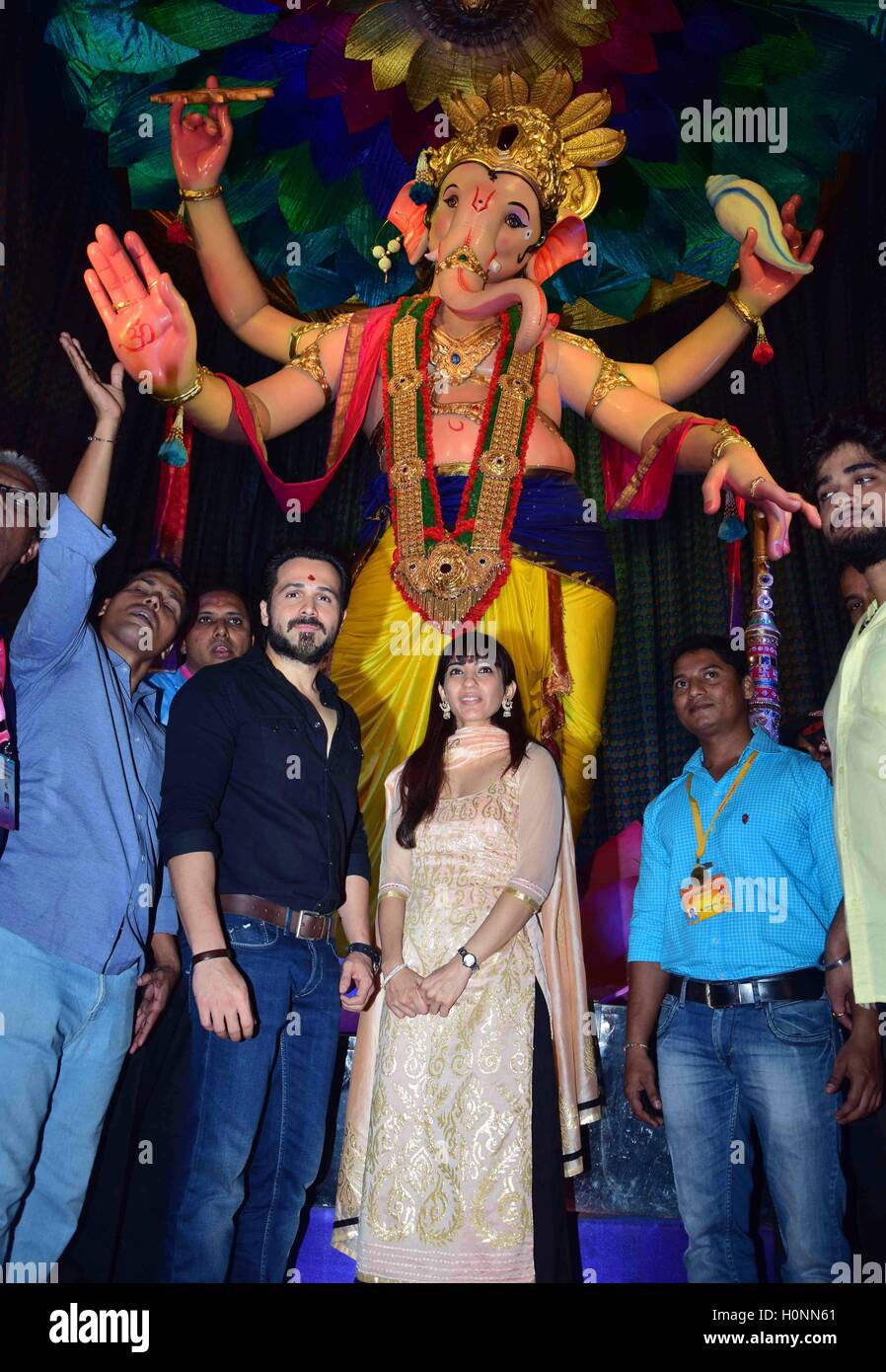L'acteur de Bollywood Emraan Hashmi Parveen Shahani visiter Ganesh ...