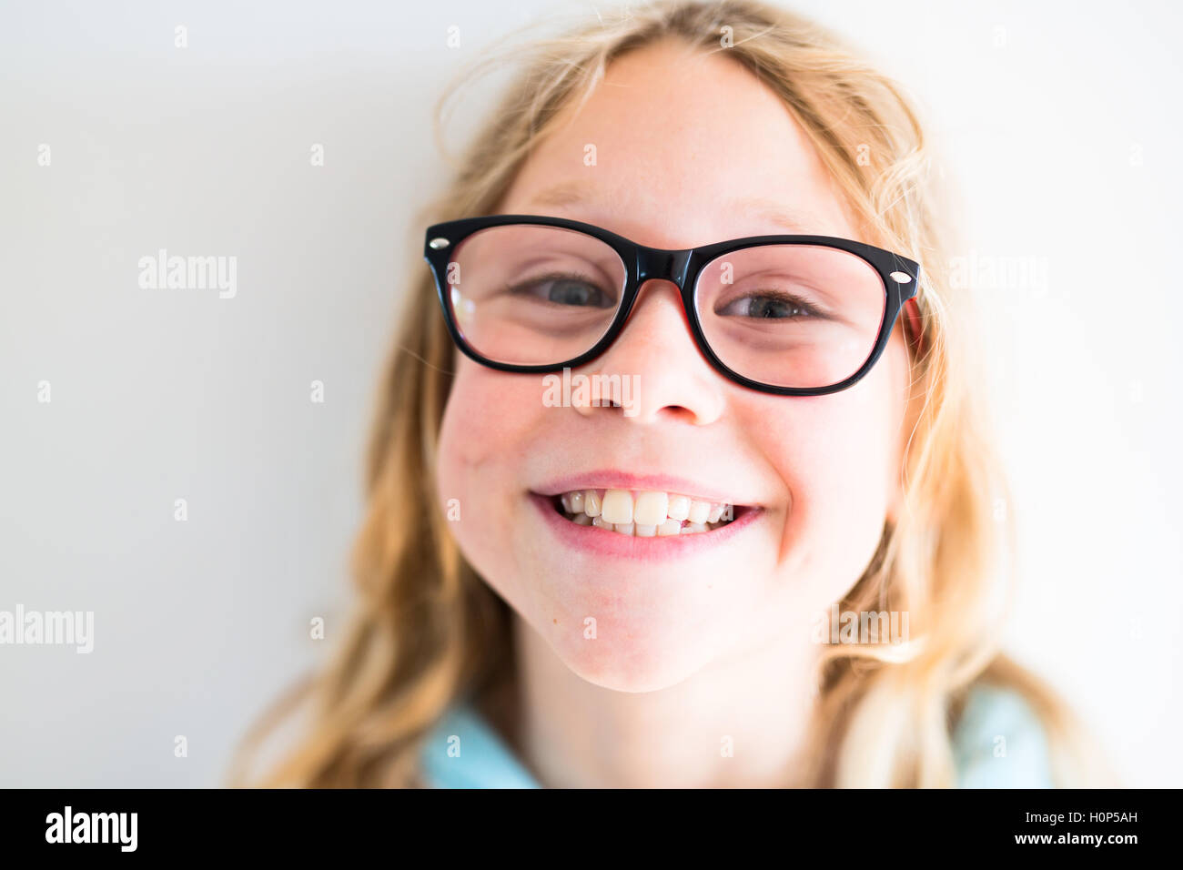 Smiley girl Banque de photographies et d’images à haute résolution - Alamy