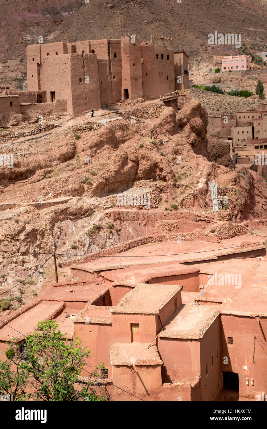 Les gorges du Dadès, au Maroc. Maisons traditionnelles dans le village ...