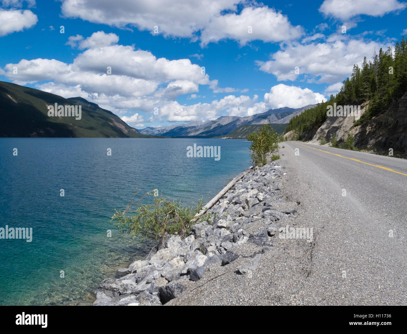 Parc provincial du lac muncho Banque de photographies et d’images à ...