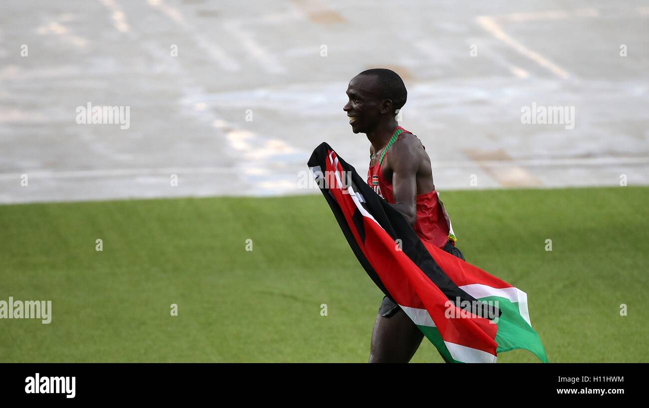 Eliud Kipchoge du Kenya célèbre après avoir remporté le marathon des ...