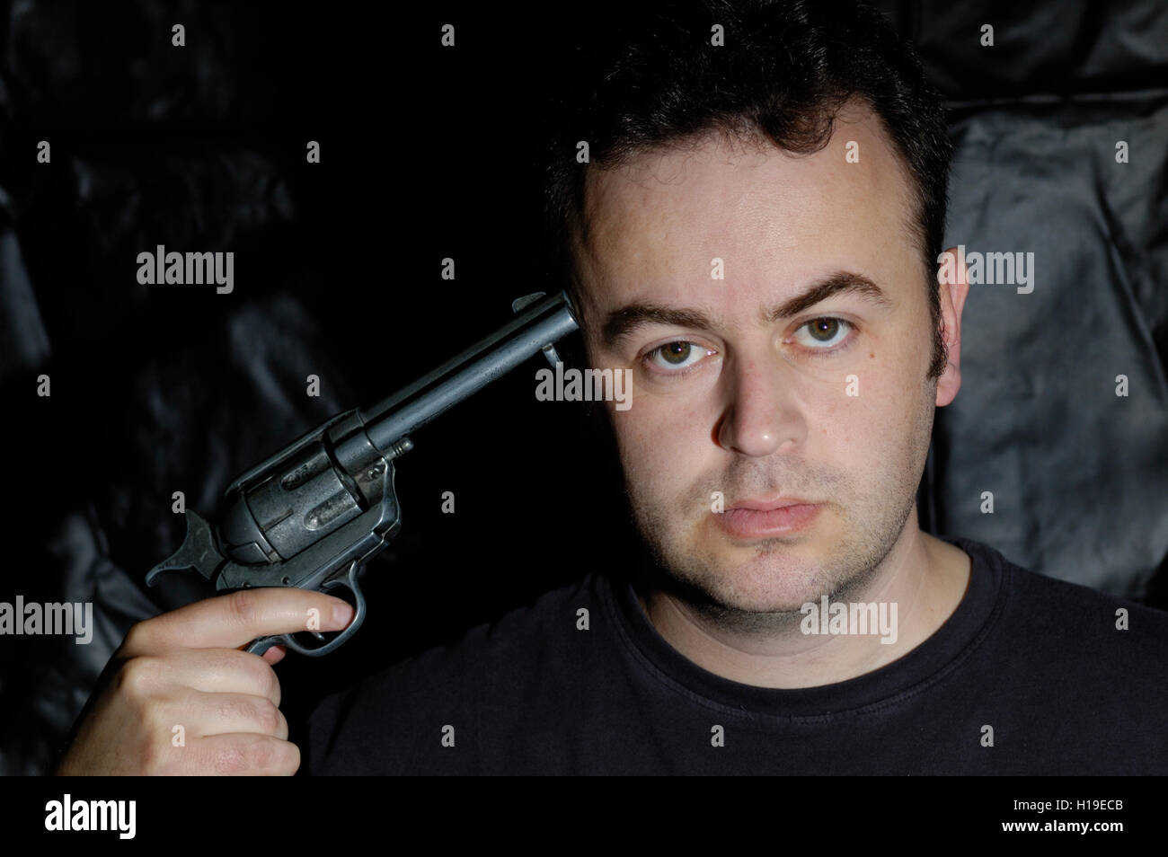Man pointing gun at head Banque de photographies et d’images à haute ...