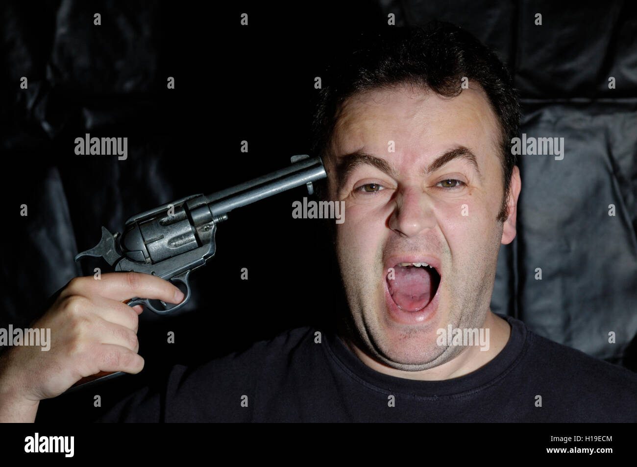 Man pointing gun at head Banque de photographies et d’images à haute ...