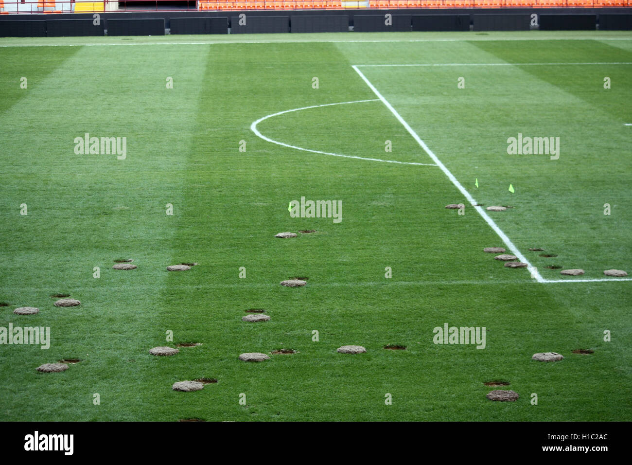 Terrain de football en cours de réparation. L'entretien de terrain de ...