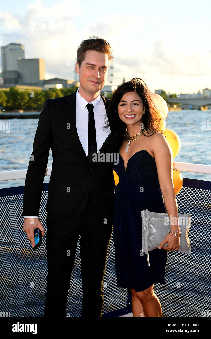 Karen David (à droite) et Carl Ryden participant à la Raindance Chine Voile Parti, Londres ...