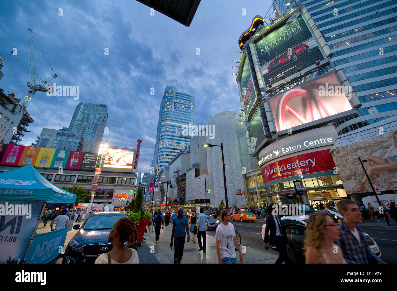Dundas square Banque de photographies et d’images à haute résolution ...