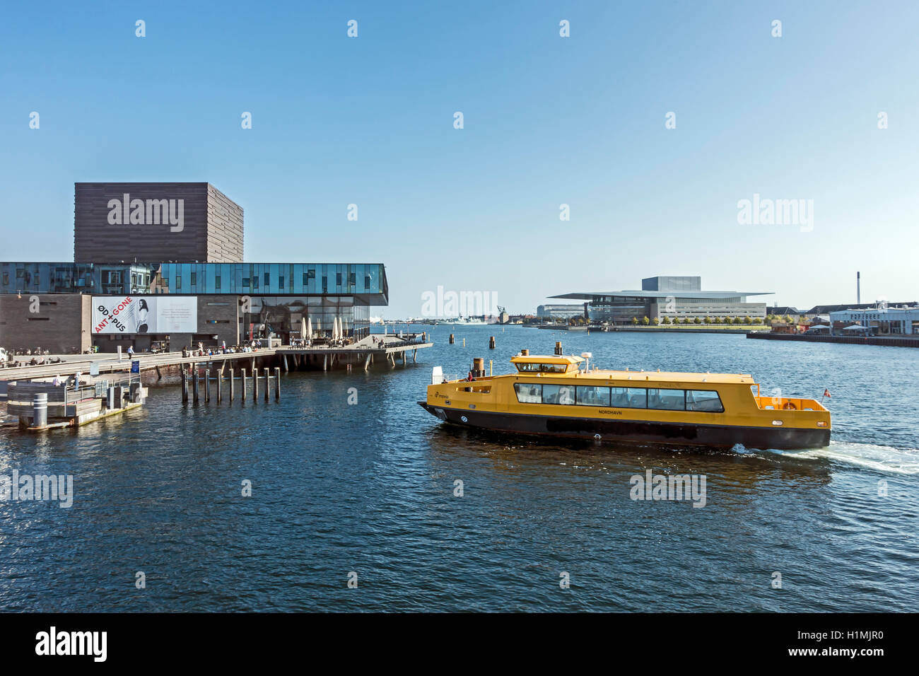 Bateau-bus Movia Nordhavn arrivant au quai à côté Skuespilhuset (La ...