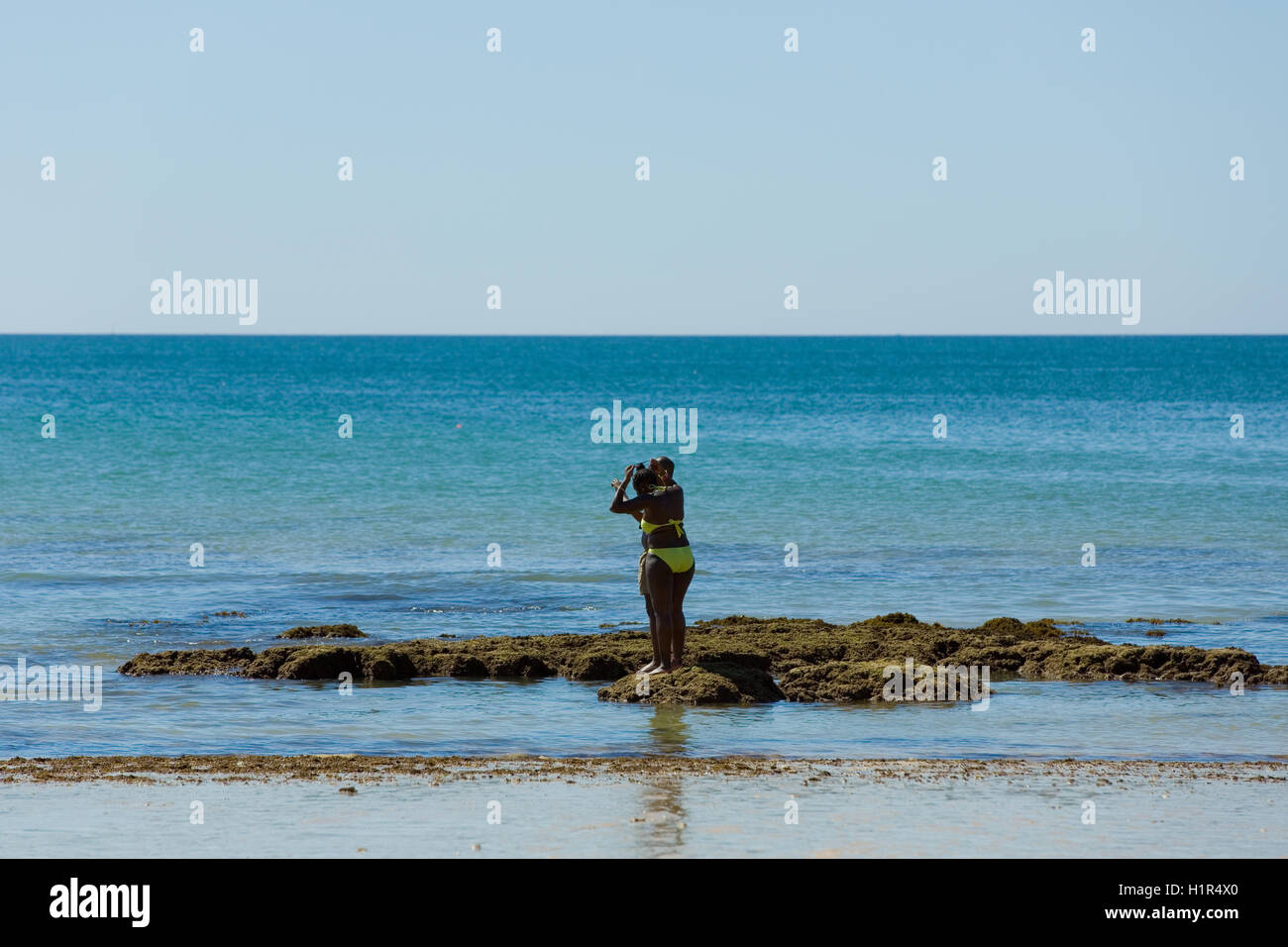 Les personnes à la célèbre plage d'Olhos de Agua Albufeira. Cette plage ...