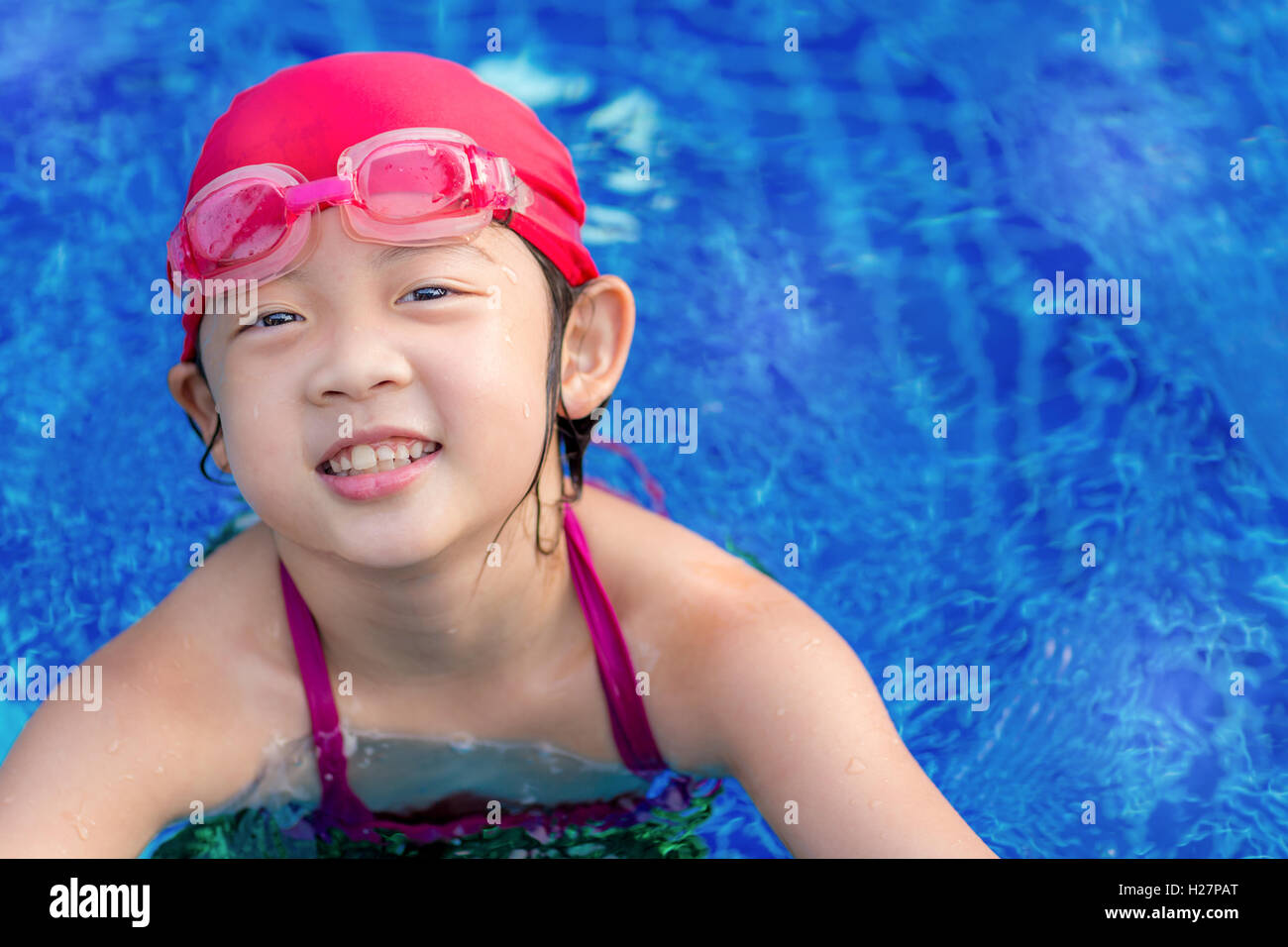 Petite fille piscine natation Banque de photographies et d’images à ...