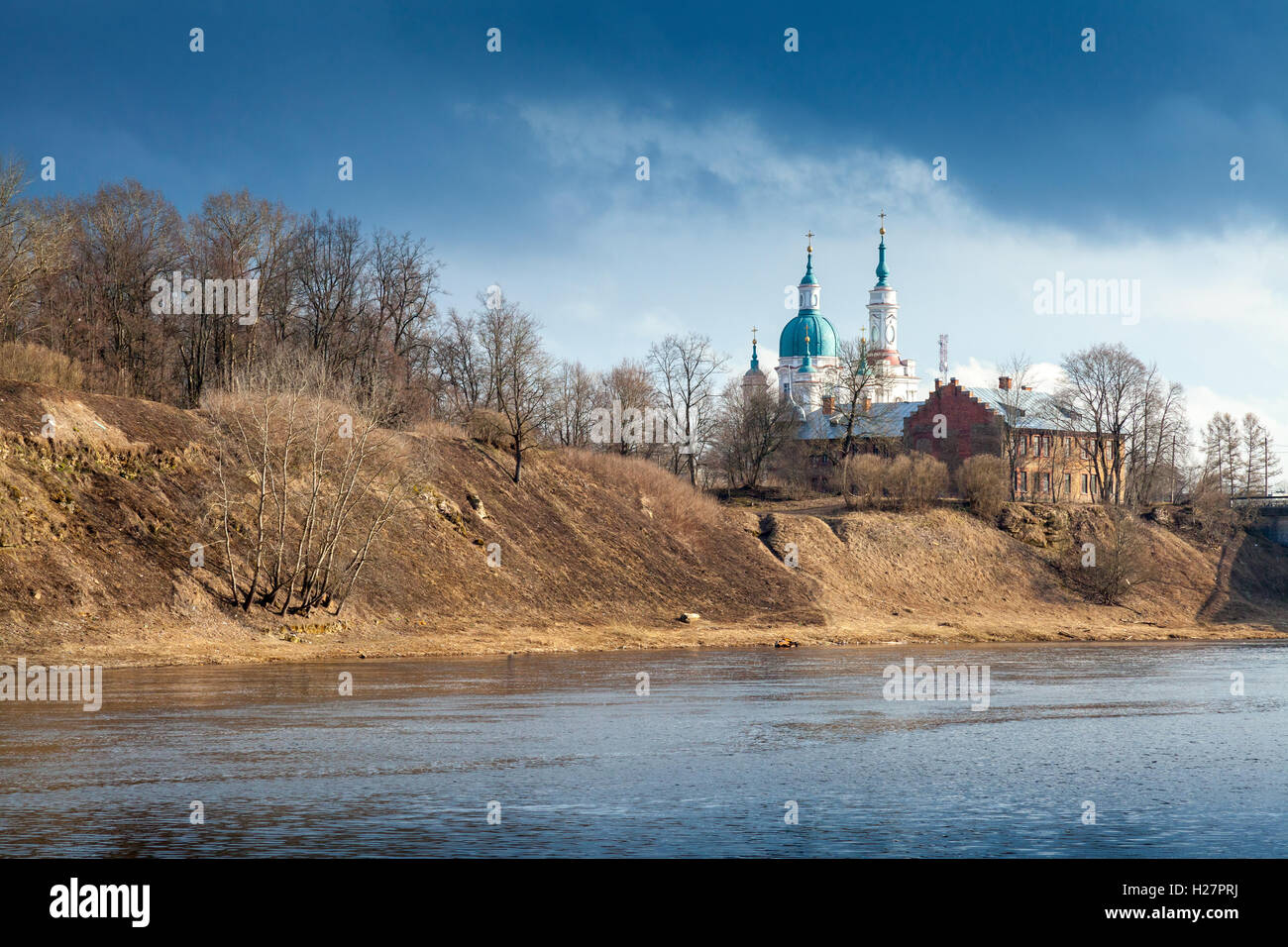 L'église orthodoxe russe sur la côte de la rivière. La Cathédrale ...