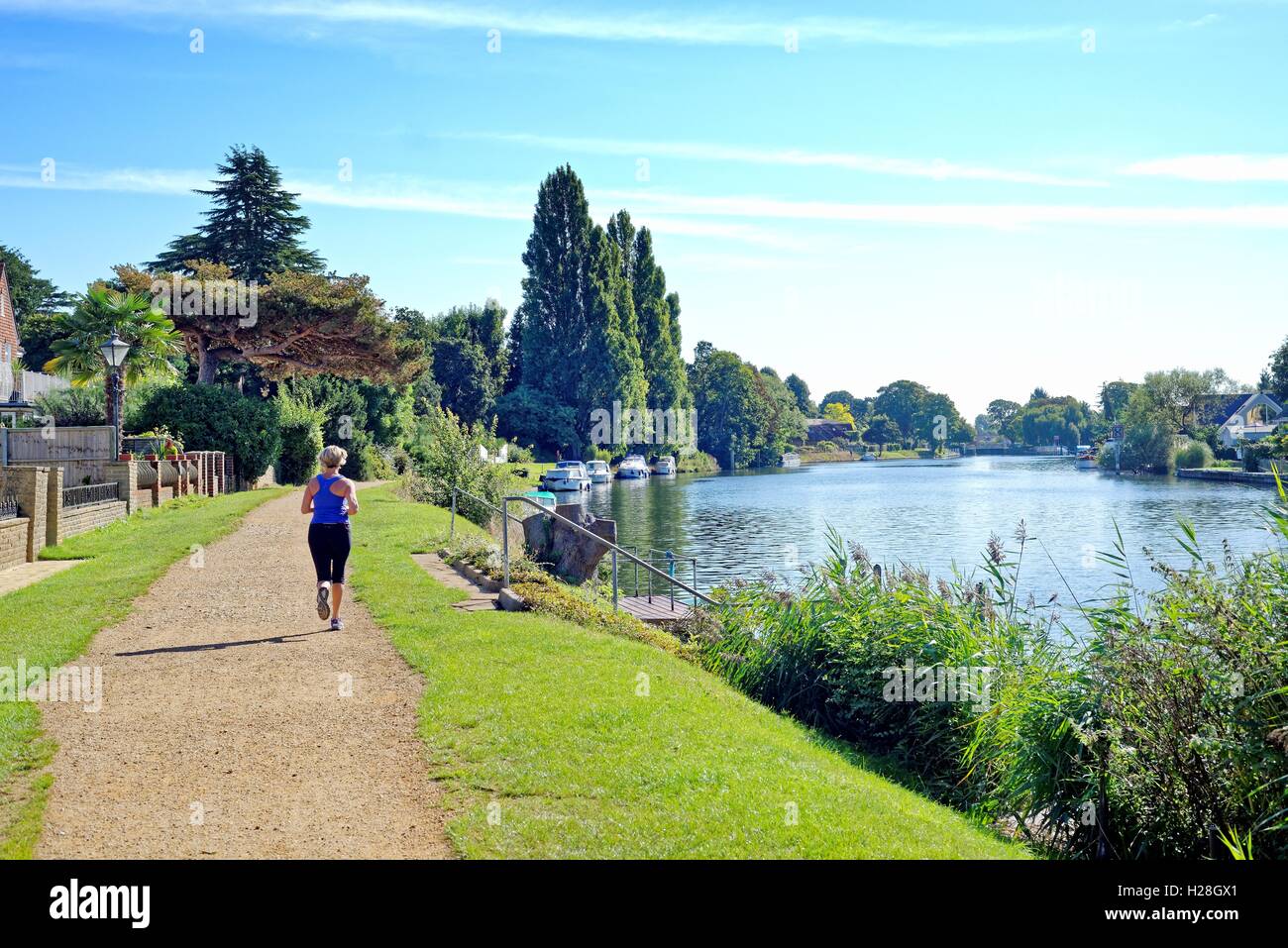 Femme sur chemin de halage Banque de photographies et d’images à haute ...