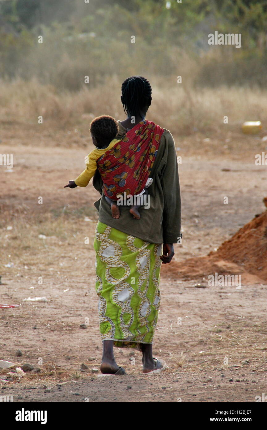 Femme africaine portant bébé sur le dos Banque de photographies et d ...
