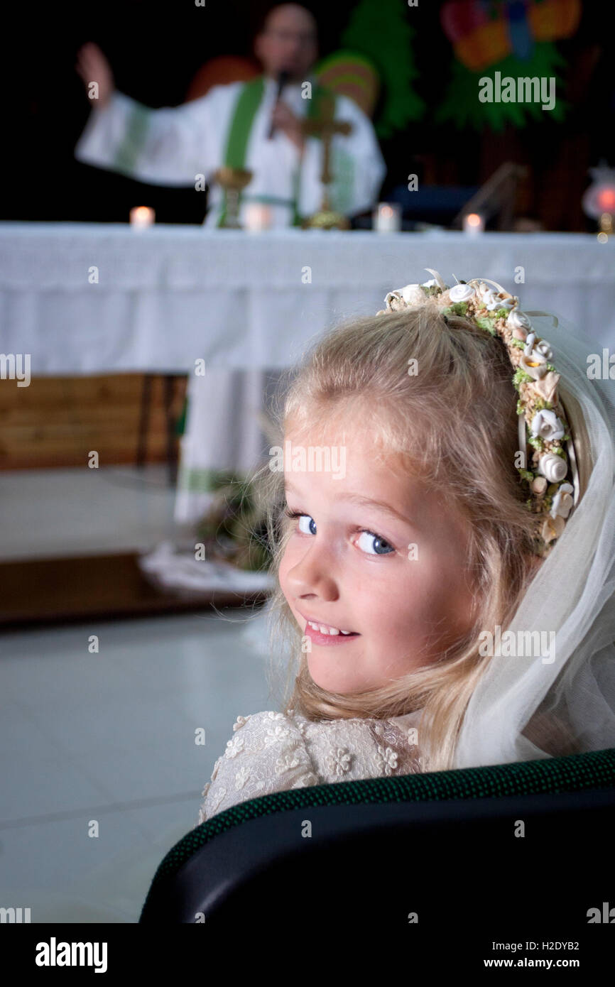 Première fille de la sainte communion Banque de photographies et d ...