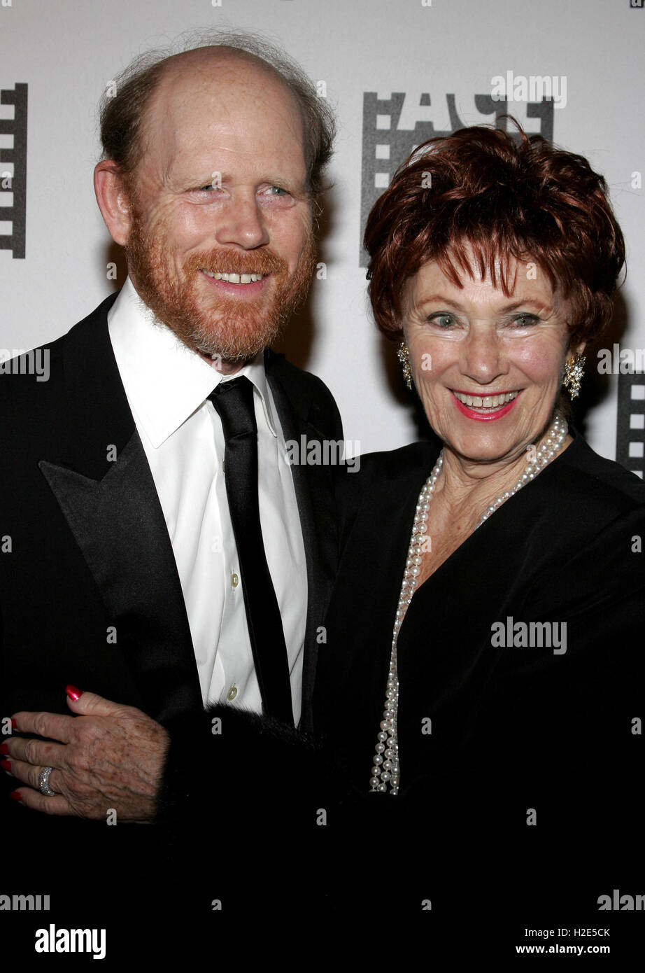 Ron Howard et Marion Ross lors de la 56e remise des prix annuelle tenue ...