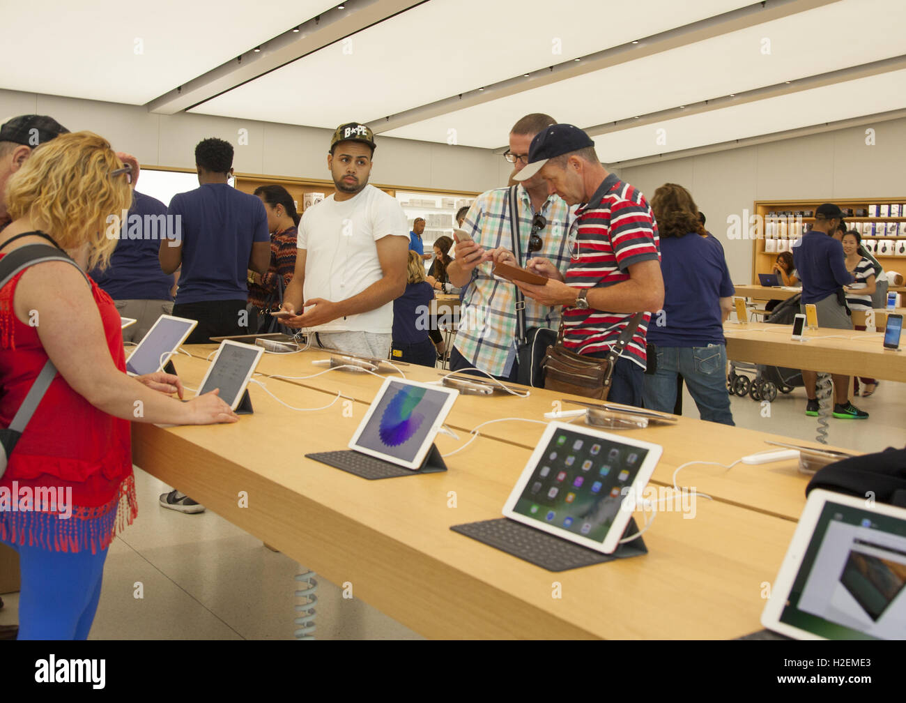 L'intérieur du nouveau magasin Apple Store à l'Oculus Mall at le ...