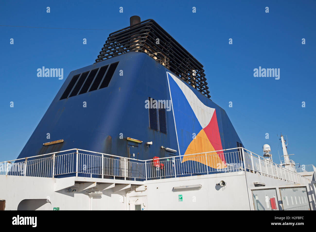 Avec l'entonnoir car ferry P&O Ferries logo drapeau sur le côté Photo ...