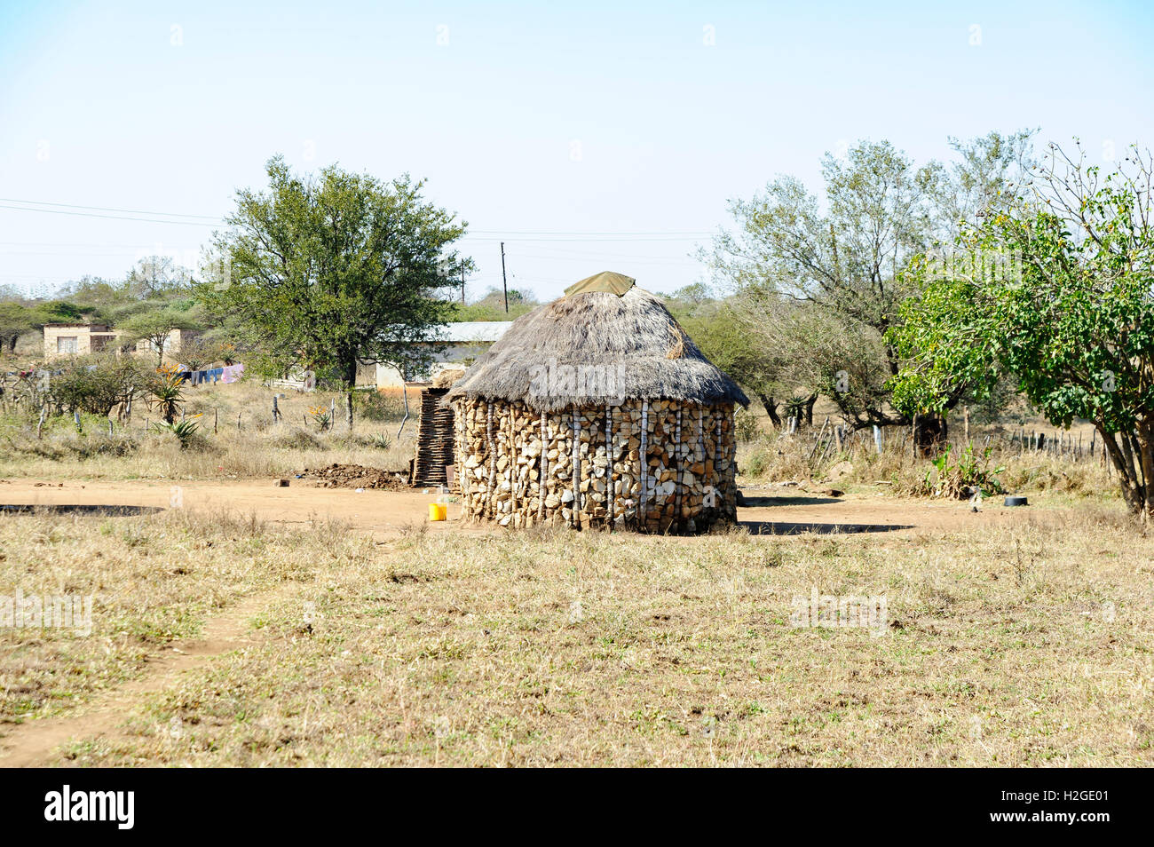 La place de l'Afrique de l'hut en pierre au toit de chaume dans la savane, au Swaziland Photo ...
