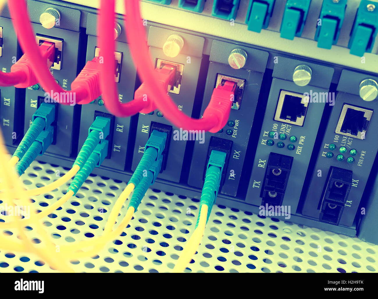 Les câbles à fibre optique connecté à un réseau de ports optiques et ...