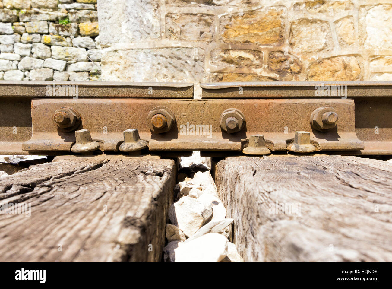Rusty joint de rail détail avec les écrous d'assemblage de l'espace d ...