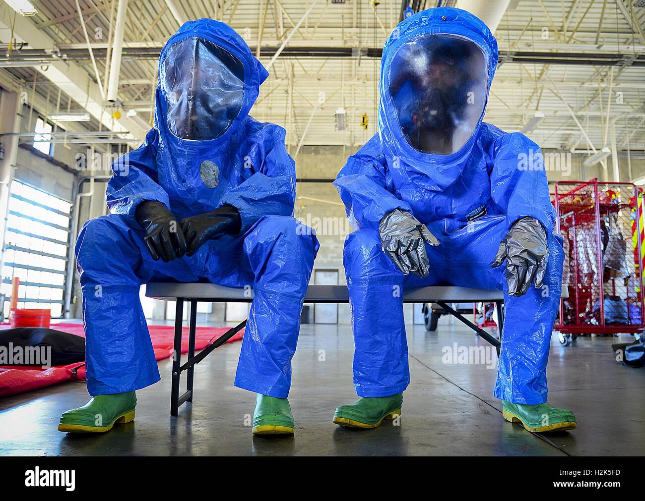 Les soldats de l'US Air Force porter des vêtements hazmat en ... Les soldats de l'US Air Force porter des vêtements hazmat en ...