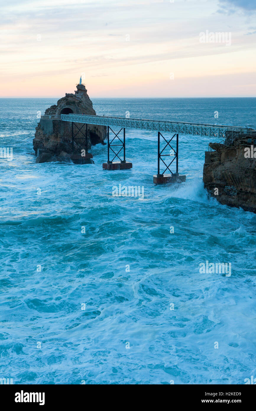 Rocher de la vierge biarritz Banque de photographies et d’images à haute résolution - Alamy