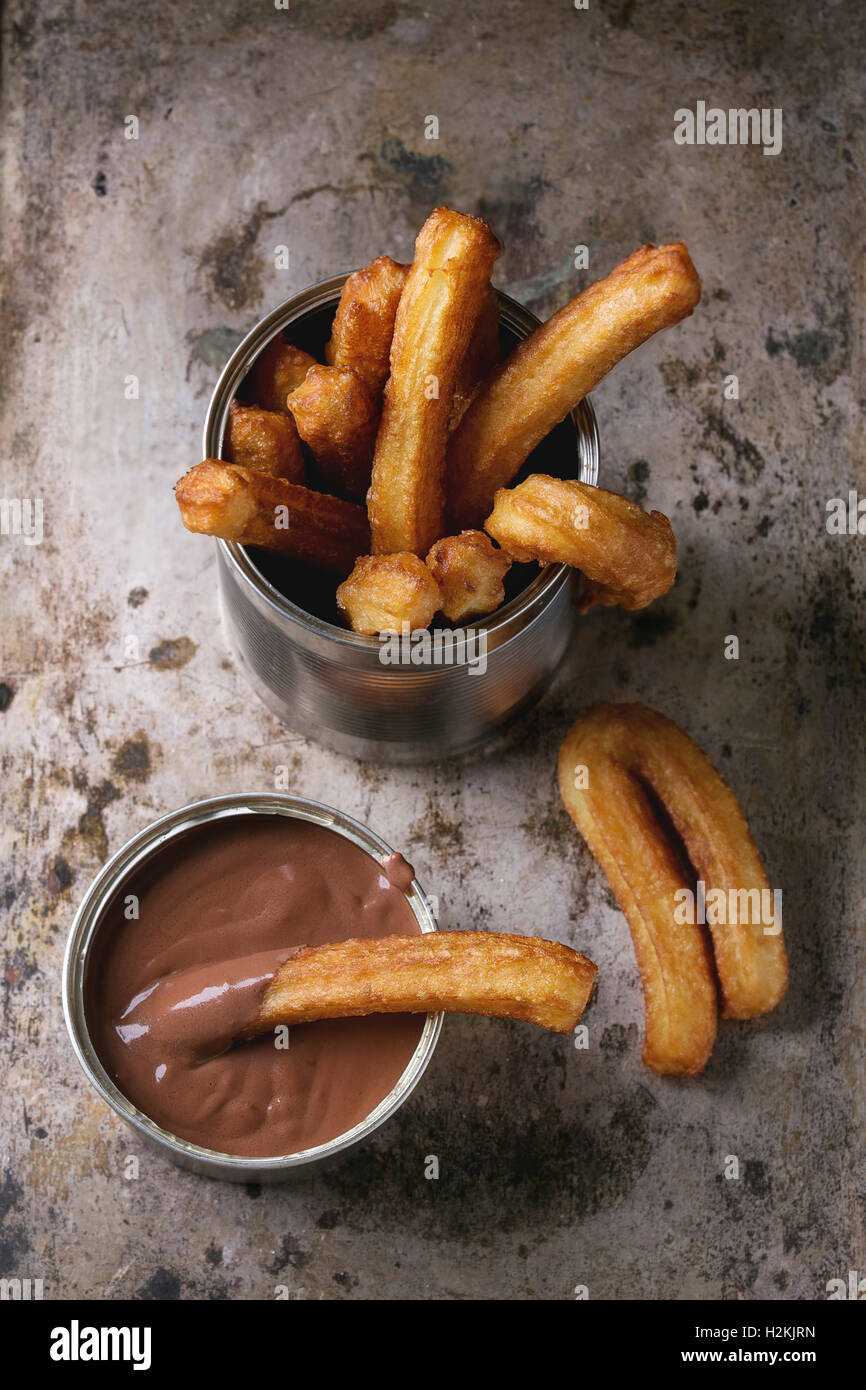 Traiter les churros espagnol traditionnel avec une sauce au chocolat ...