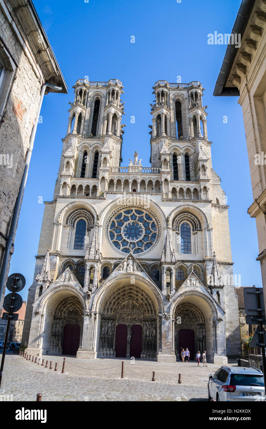 Laon cathedral facade Banque de photographies et d’images à haute ...