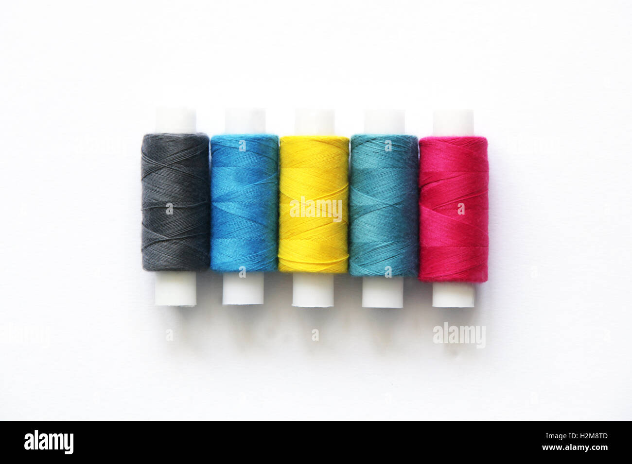 Fils à coudre de différentes couleurs dans un beau modèle Photo Stock ...