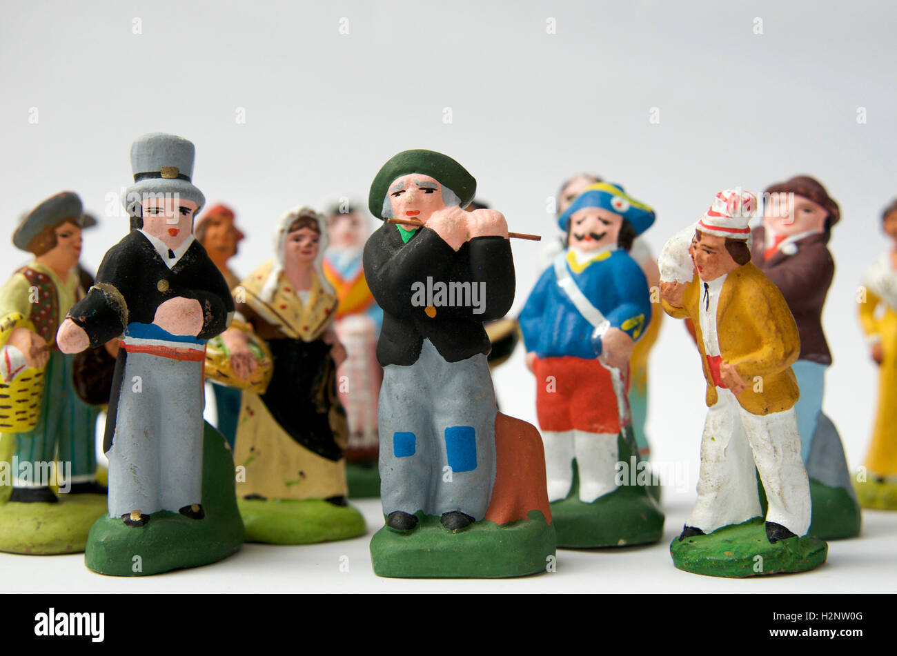 Santons, figurines en terre cuite traditionnel provençal Photo Stock ...