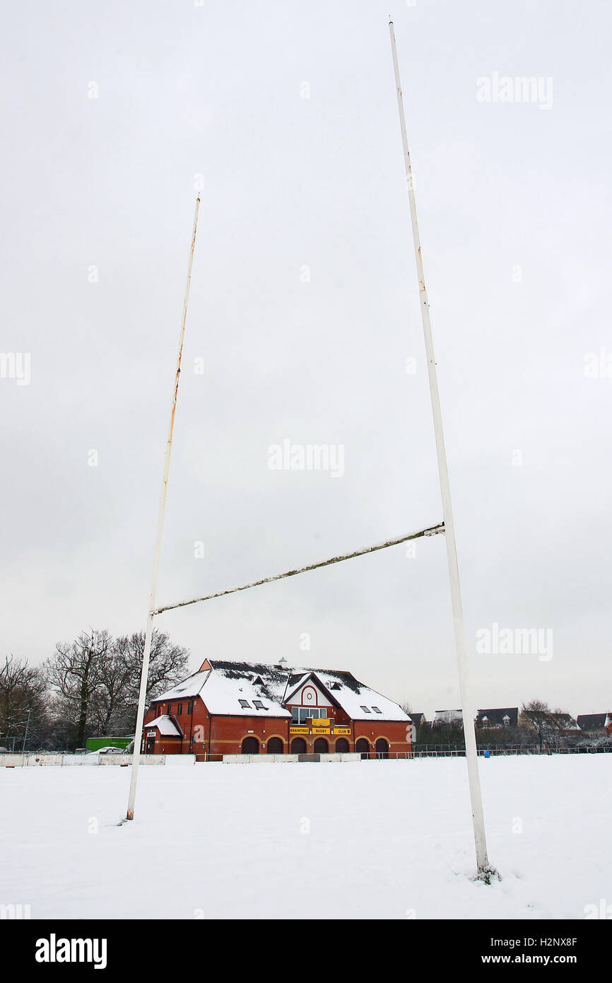 La neige se trouve sur le terrain et les environs à Braintree Rugby ...