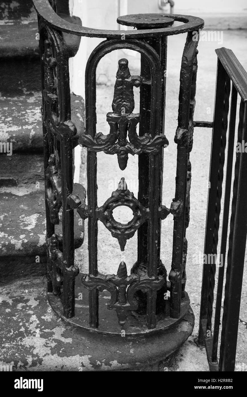 Un gros plan des détails sur le travail en fer forgé sur une rampe d ...