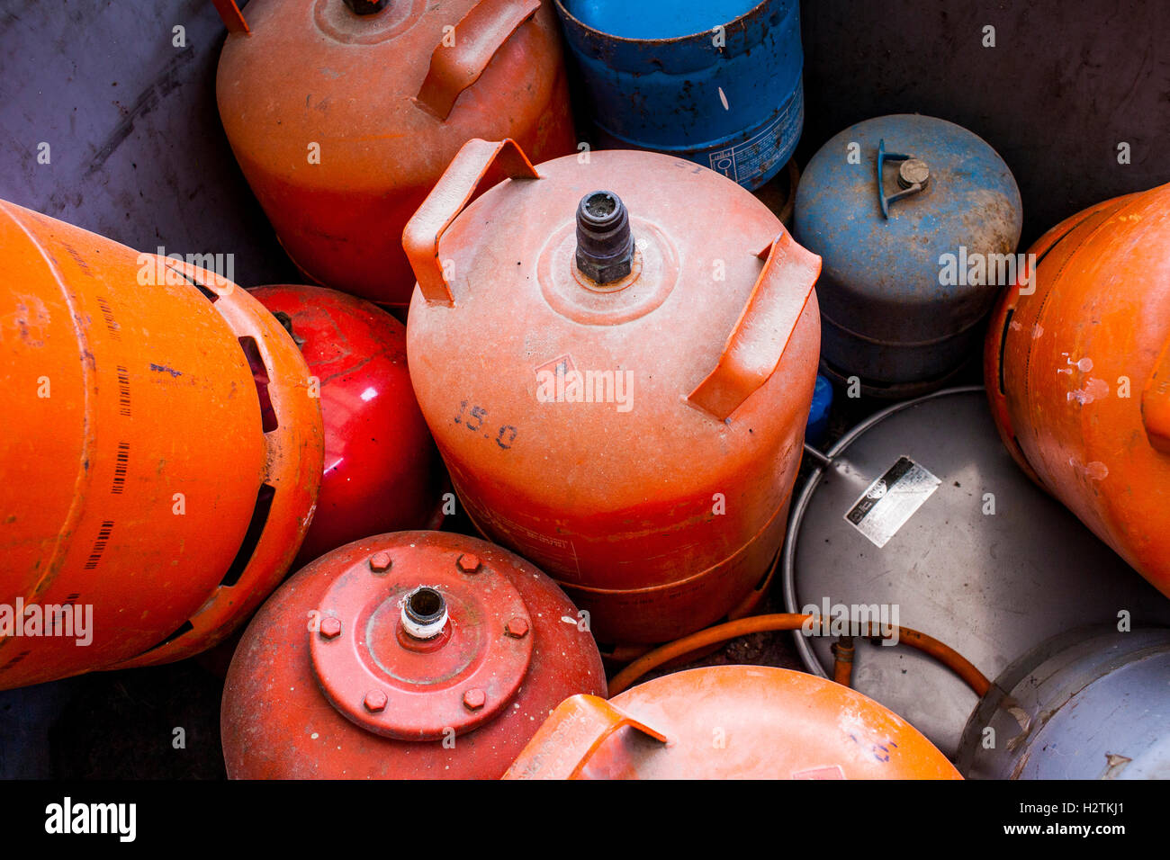 Stockage des bouteilles de butane à recycler, centre de recyclage Photo ...