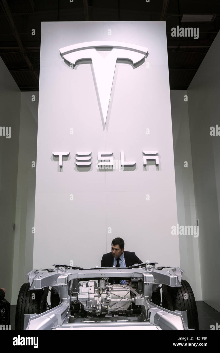 Tesla chassis electric car Banque de photographies et d’images à haute ...