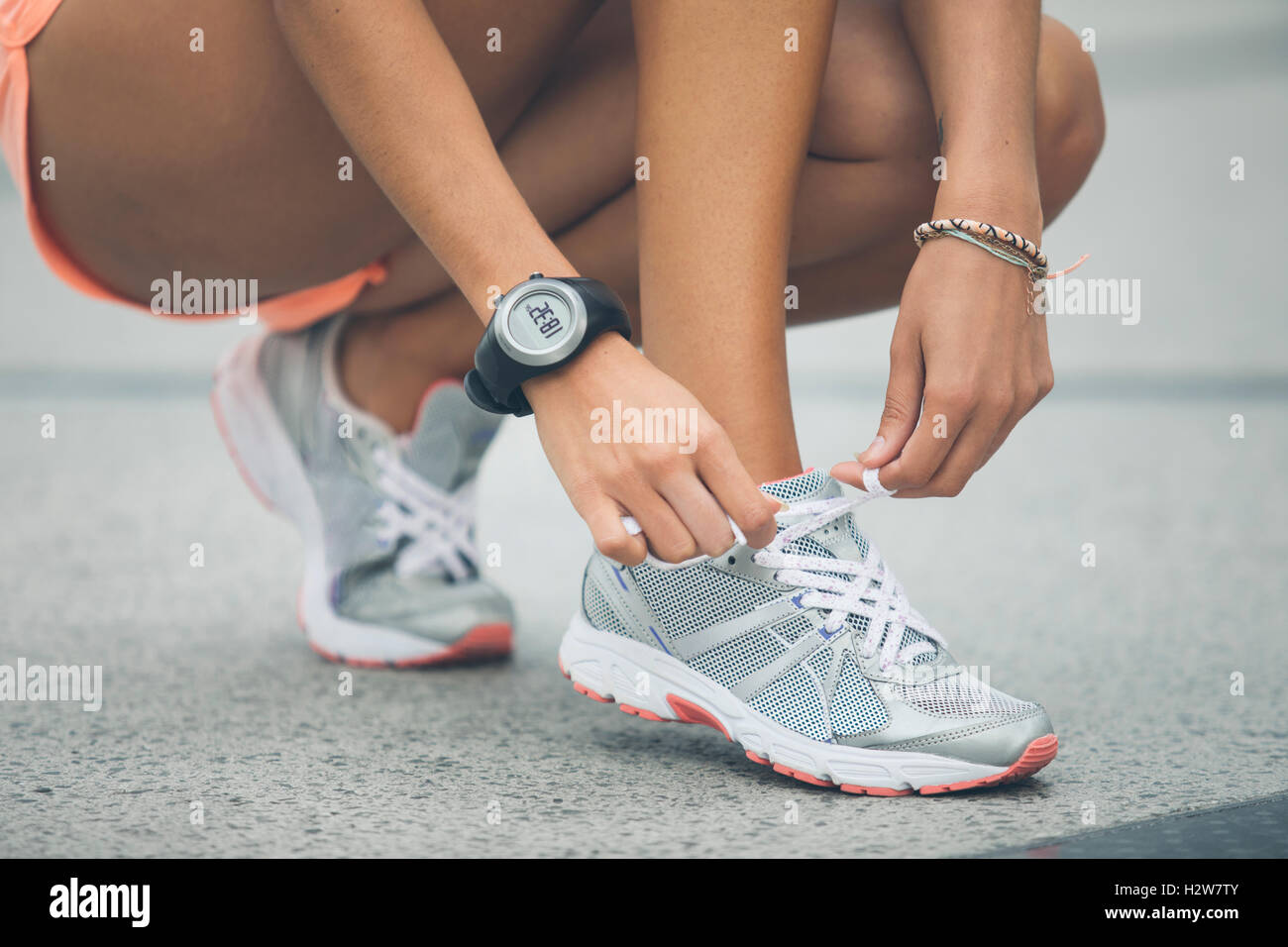Femme attachant ses chaussures Banque de photographies et d’images à ...