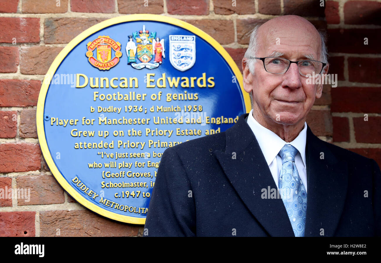 Sir Bobby Charlton, dévoile un hommage à Duncan Edwards au Priory Park ...