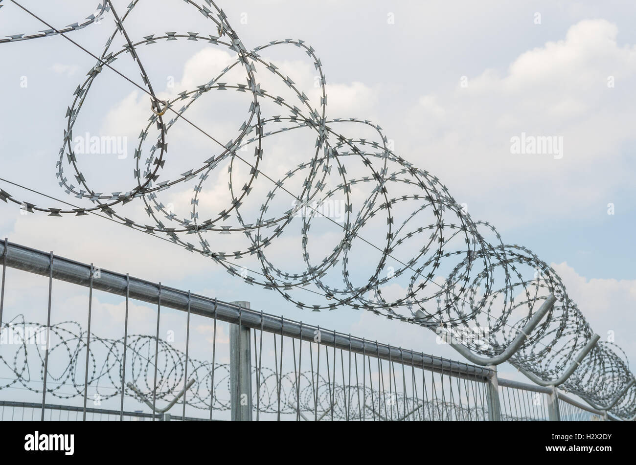 Chain link cyclone fence Banque de photographies et d’images à haute ...