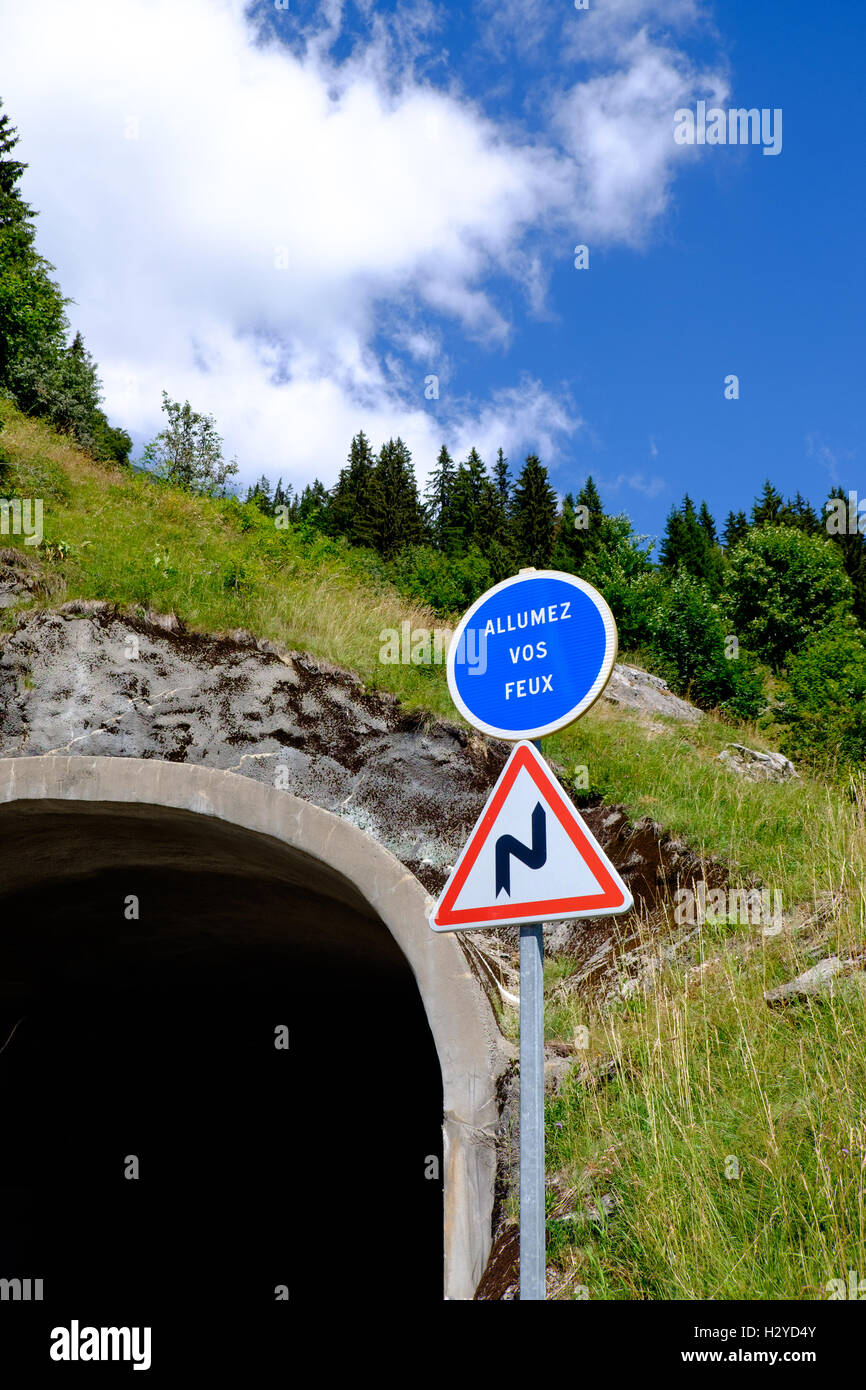 Col des aravis route Banque de photographies et d’images à haute ...