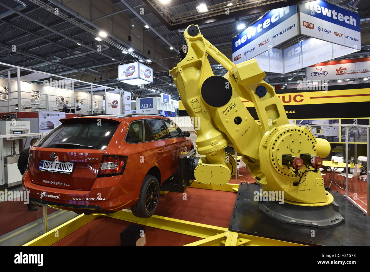 Brno, République tchèque. 06Th Oct, 2016. Robot FANUC M-2000 (photo ...