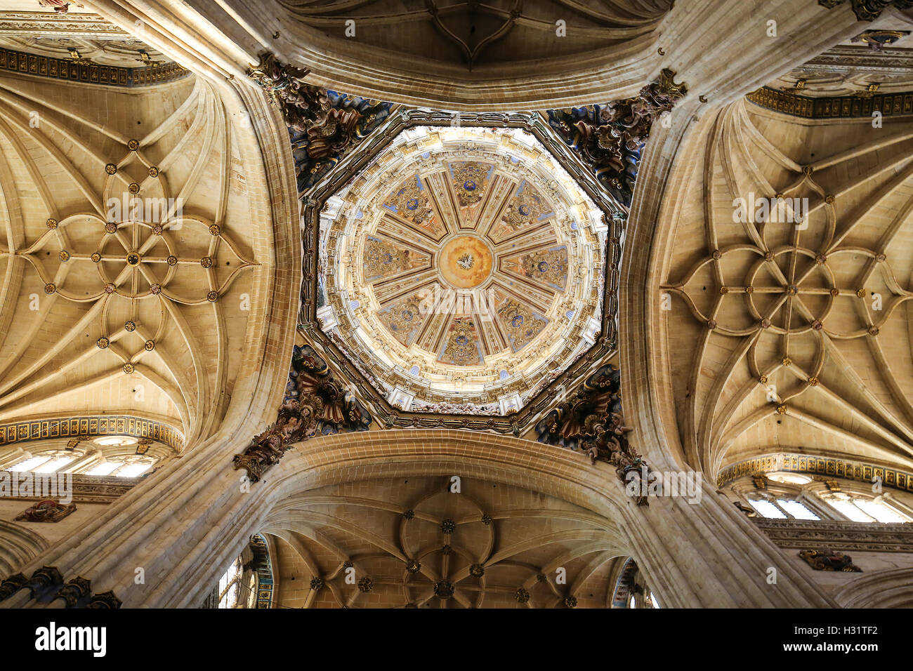 Passage à niveau, la sortie des quatre branches de l'(cruciforme) en ...