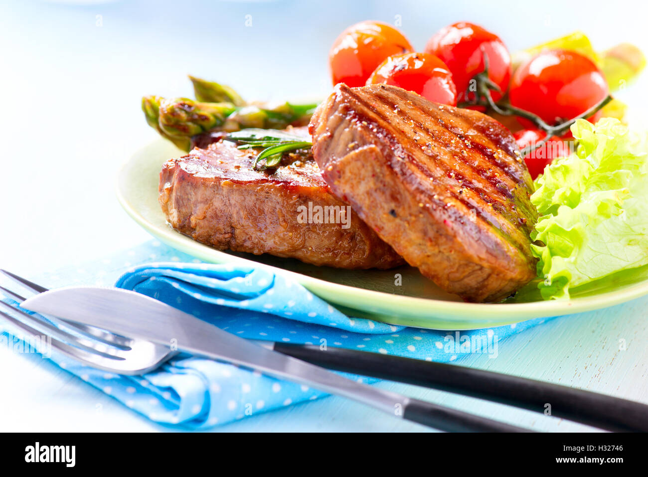 Les steaks. Pavé de boeuf grillé avec des légumes de la viande Photo ...