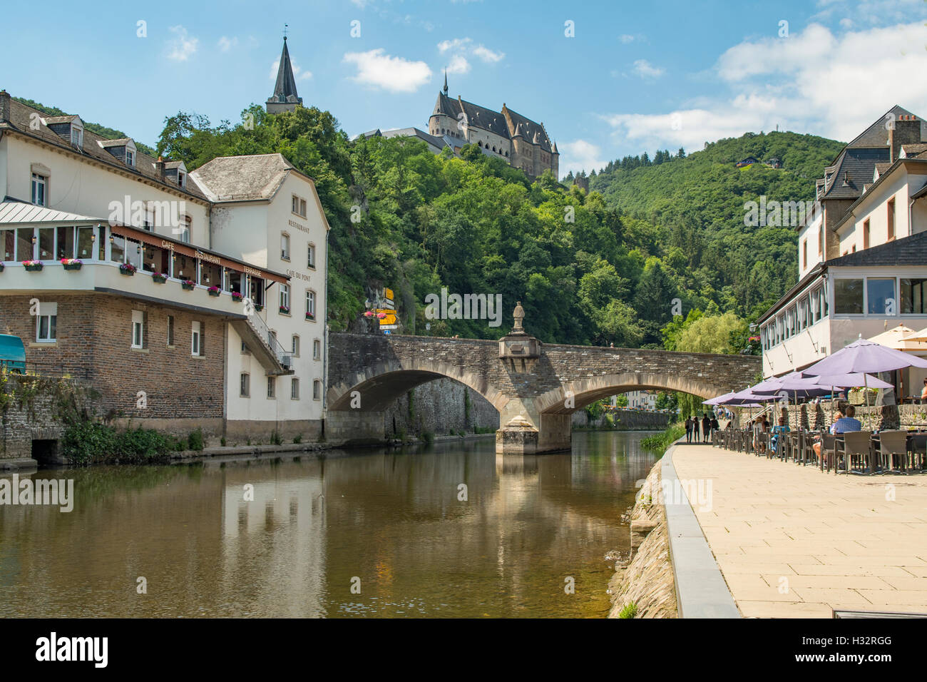Notre Rivière et château de Vianden, Vianden, Luxembourg Photo Stock ...