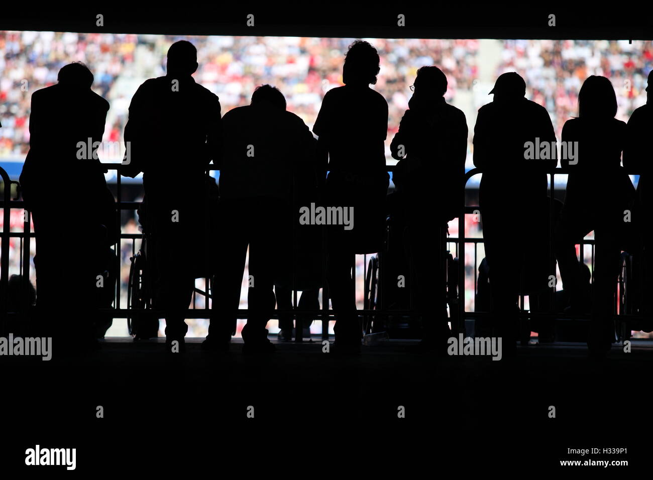 Spectateurs dans un stade de football Banque de photographies et d ...